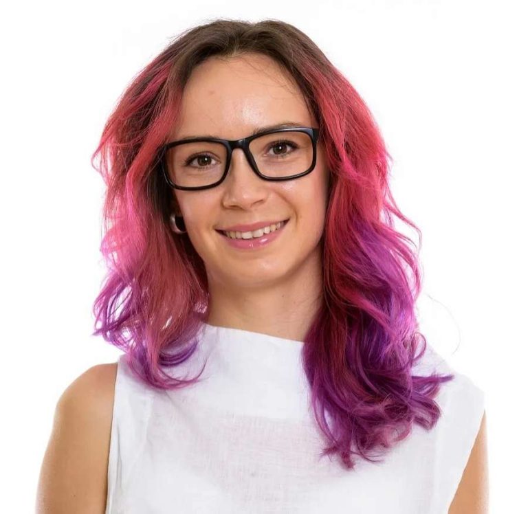 Try These Fun Middle Part Hair Styles Now! - Glamour Corner